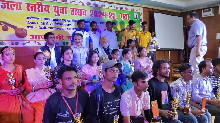 National poet Ramdhari Singh's birth anniversary, competition organized | राष्ट्रकवि रामधारी ...