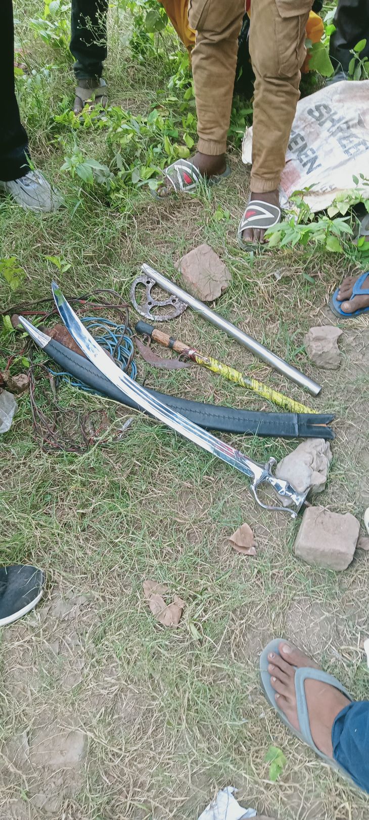 People caught and thrashed the accused of robbery, deadly weapons ...
