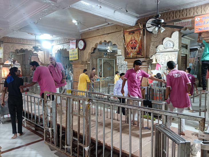Cleanliness drive conducted at Shri Ranjit Hanuman Mandir, Indore ...