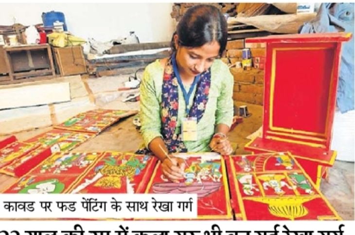 Rekha of Kachchi Basti is making Phad painting on Kavad in Takshila ...