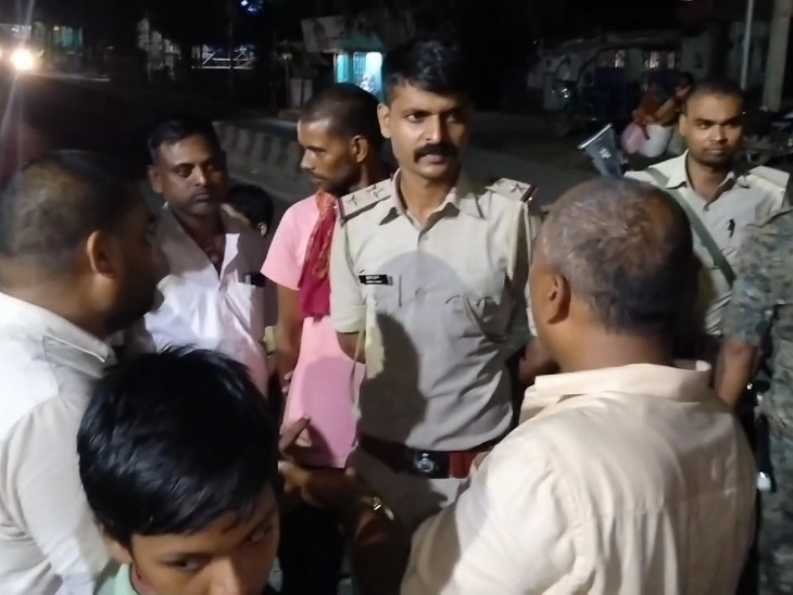 Police accused of assault, road jam | पुलिस पर मारपीट का आरोप लगा सड़क ...