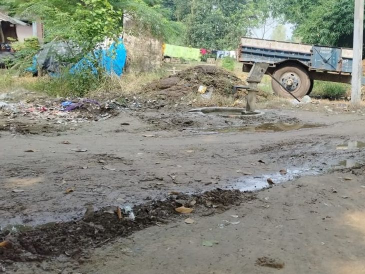 Dirty water flowing on the road in Gram Panchayat Sevdha