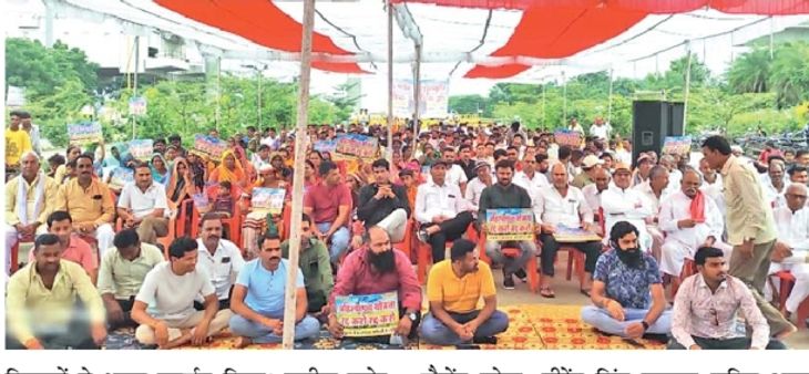 Farmers staged a sit-in on the Super Corridor demanding the ...