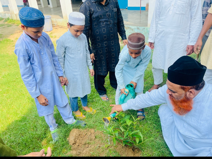 Gandhi Jayanti celebrated planting trees in madrasa | मदरसे में पौधे ...