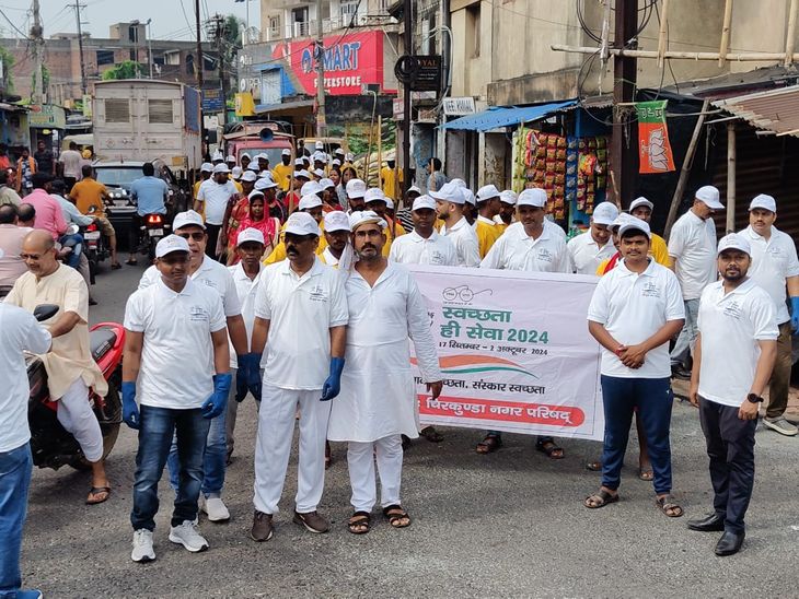 People paid tribute to Mahatma Gandhi by doing Shramdaan