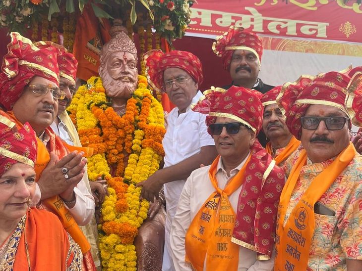 Agrawal Samaj Highway Area Palda garlanded the statue of Agrasen ...