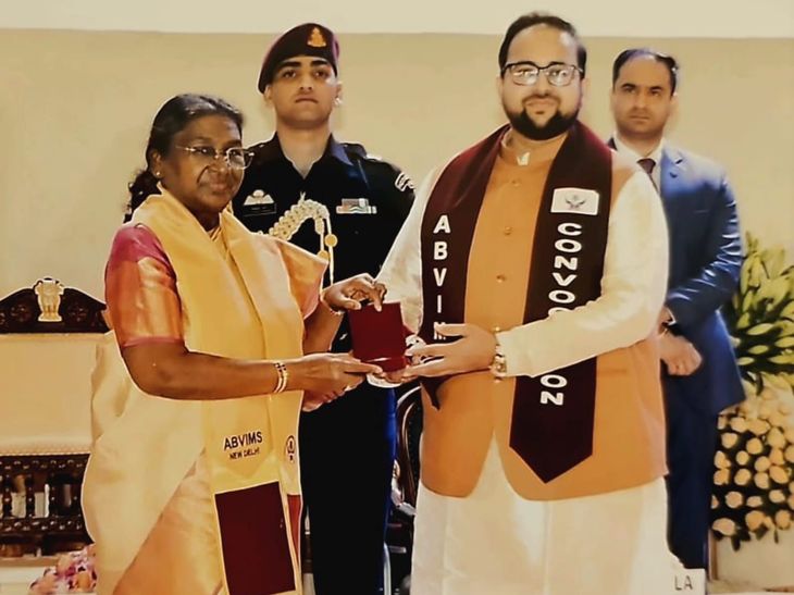 Dr. Pushkar honored by the President of India | भारत की राष्ट्रपति ने ...