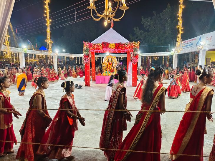 Girls arriving at the Garba pandal | गरबा पंडाल में पहुंच रही बालिकाएं ...