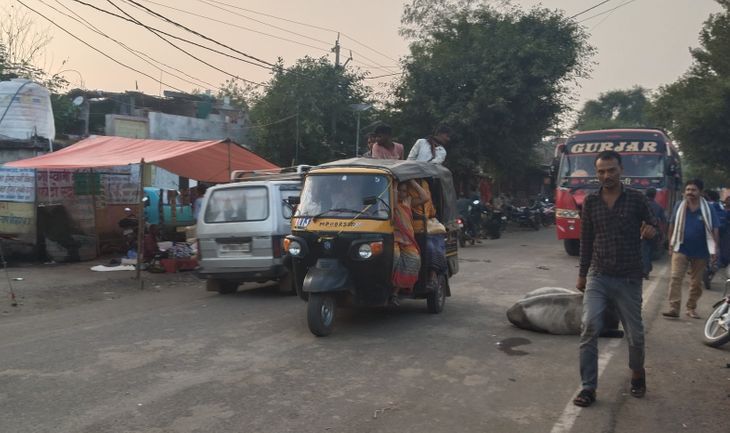 Overloading of passenger vehicles is not stopping | यात्री वाहनों में ...