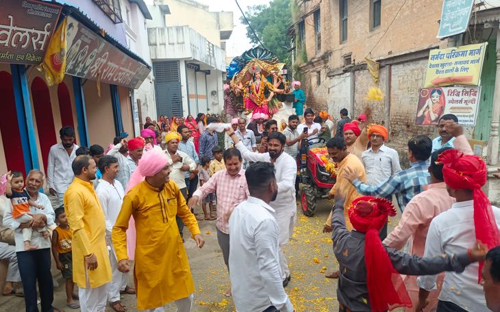 The idol of the goddess was placed under the shadow of Sheshnag in the ...