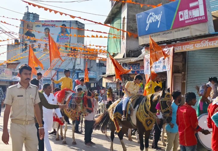 During the procession in Etawah, slogans of Agrasen Maharaj were raised ...