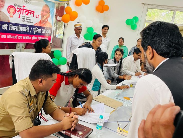 School girls became DM-SP for a day in Amroha | अमरोहा में एक दिन की ...