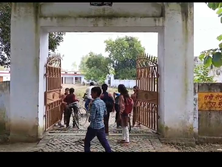 Teachers did not come to the entire Fakir Shah primary school | पूरे फकीर शाह के प्राथमिक ...