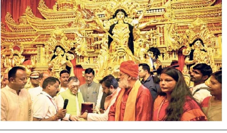 Crowds gathered to see the design of Shri Ram Mandir, people kept ...