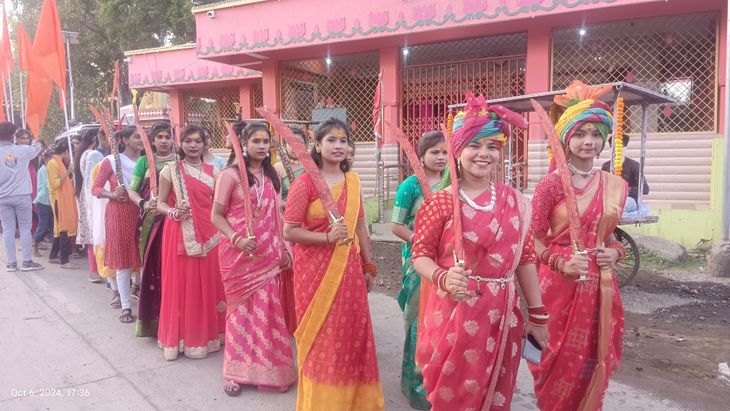 Durga Vahini offered a 70 feet long chunari to the goddess | दुर्गा ...