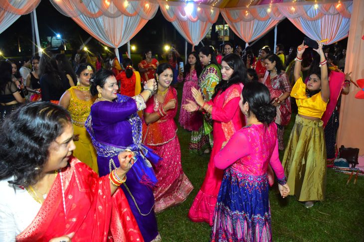 Ramp walk in traditional attire in Dandiya | डांडिया में पारंपरिक ...