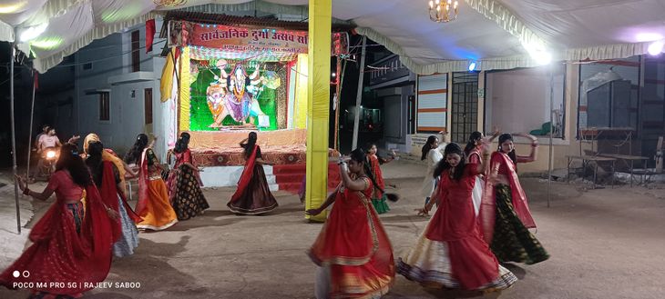 Women are giving garlands in the decorated pandals of Mata Rani | माता ...