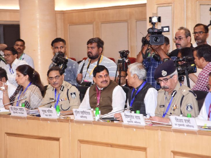 CM Mohan Yadav reached Delhi with DGP and PS; Dr Mohan Yadav; CM Madhya Pradesh; Naxal Problem ...