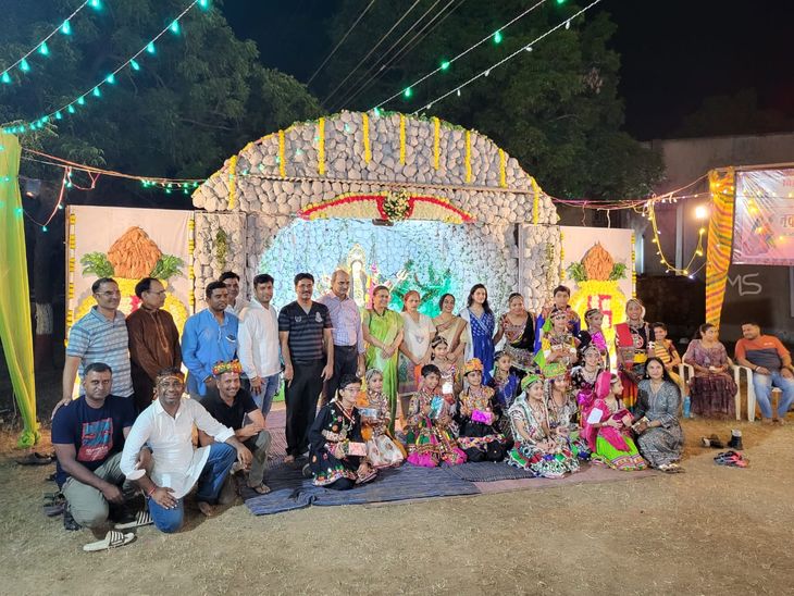 On Navratri, Mata Rani's pandal was made like a cave with pieces of ...