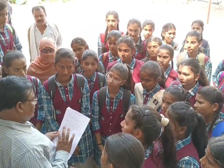 12th class girls sitting on strike | धरने पर बैठी 12वीं की छात्राएं ...