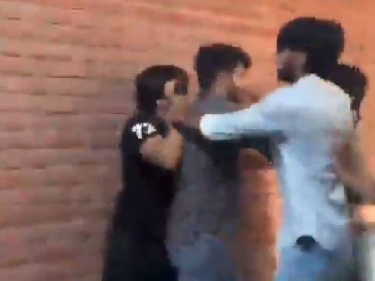 VIDEO: Fight between student groups in Noida He is a student of Amity ...