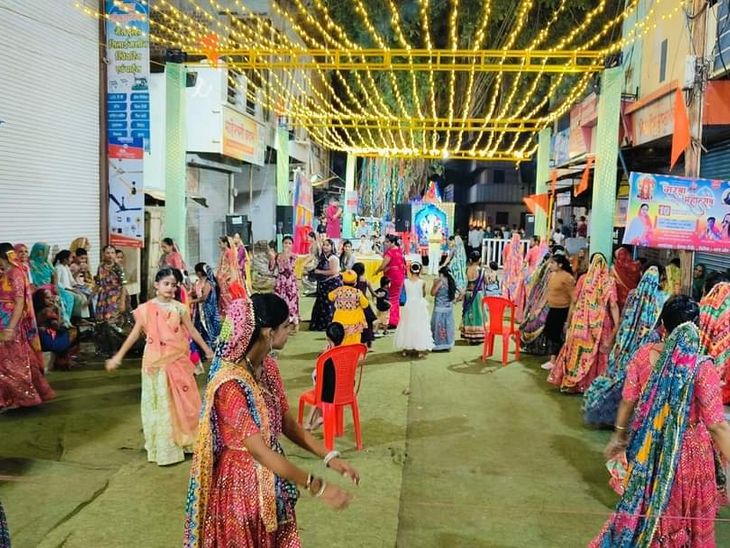 Garba is celebrated in Badnawar | बदनावर में गरबे की धूम: पंडालों में ...