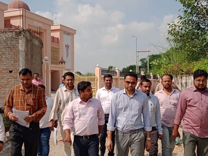 DM inspected the building under construction | निर्माणाधीन भवन का डीएम ...