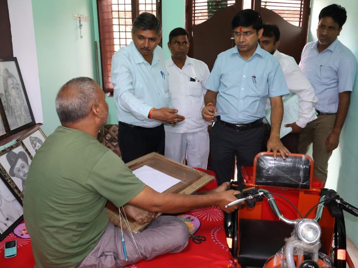 DM reached the house of a handicapped painter in Sambhal | संभल में ...