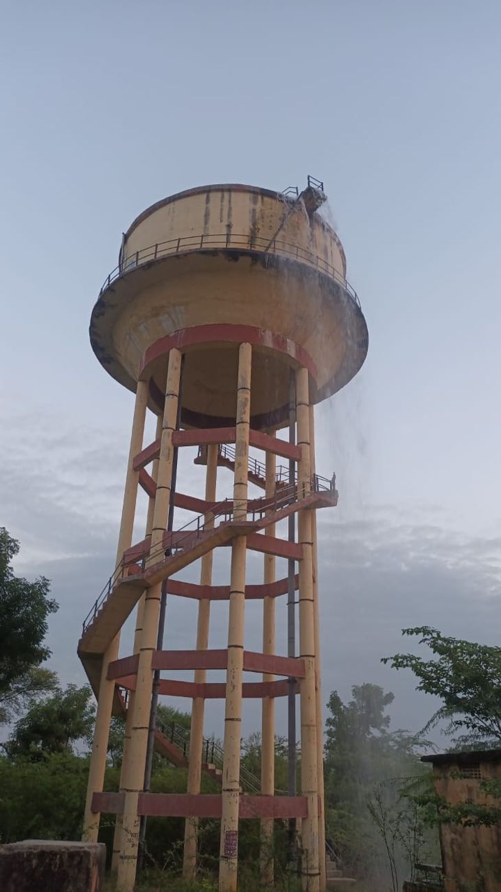 Water is flowing wastefully in Kantalia | कंटालिया में व्यर्थ बह रहा है ...