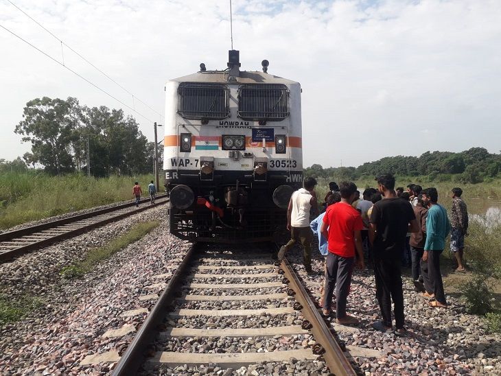 Stones thrown at Amritsar-Howrah Express in Saharanpur | सहारनपुर में ...