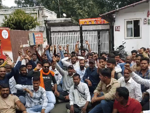 Farmers reached the bungalow of Minister Krishna Gaur and sat outside
