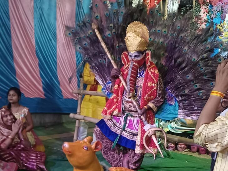 Devotees danced in Devi Jagran in Auraiya | औरैया में देवी जागरण में ...