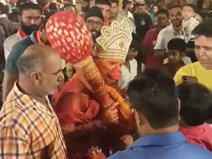 Hanuman ji set his tail on fire, burnt the golden Lanka to ashes, the ...