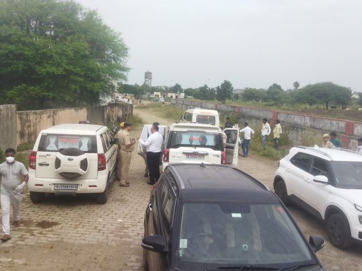 The body of a minor was found hanging from a tree in Timru | टिमरू के ...