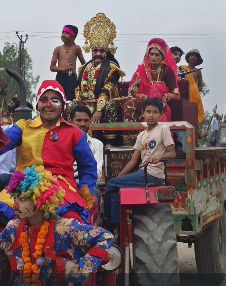 Kumbhakarana was brought with a cot on a loader, Ravana arrived in a ...