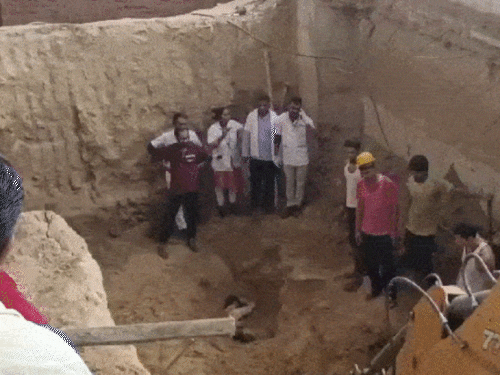 5 workers died due to being buried under soil in Gujarat