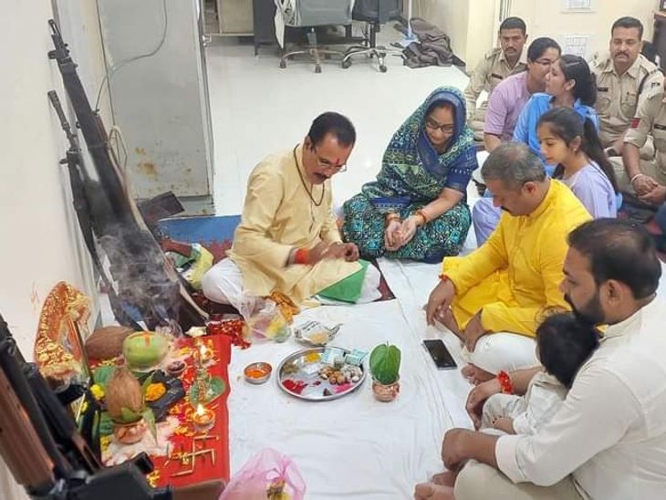 Weapon worship took place in Badnawar police station | बदनावर पुलिस ...