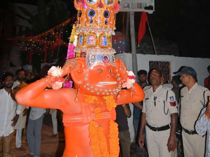 Adarsh Yadav observed celibacy for a month and wore a 40 kg mask of ...