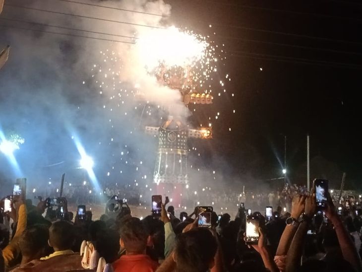 Lord Shri Ram killed Ravana by shooting fire arrows amidst cheers ...