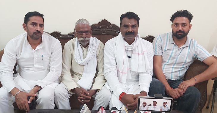 Newly elected MLA Devendra Hans got angry at the former MLA and said ...