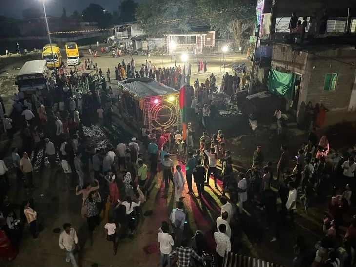 Villagers bid farewell to Maa Durga with great pomp and show; shouted ...