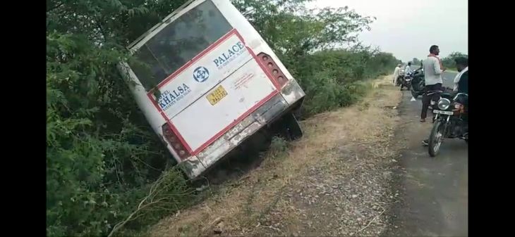 The bus tilted into a ditch due to steering failure, 35 lives saved ...