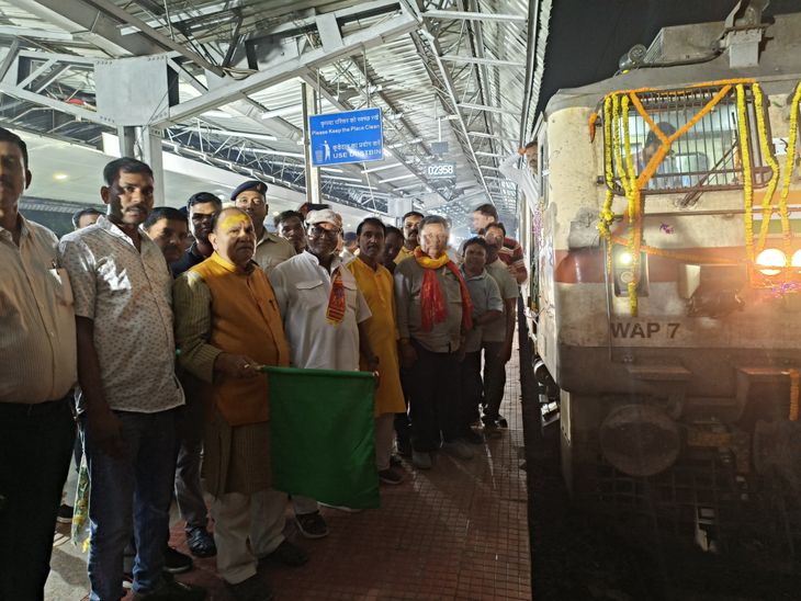 CP Singh flagged off the Gaya-Lokmanya Tilak Terminal special train ...