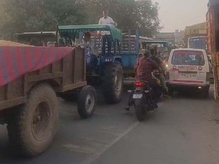 There was a huge jam in front of the Mandi Samiti in Hathras | हाथरस ...