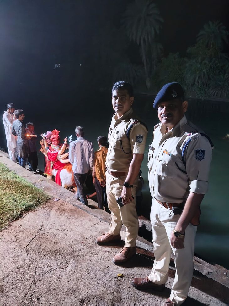 The immersion of Maa Durga's idols continued till late night | देर रात ...