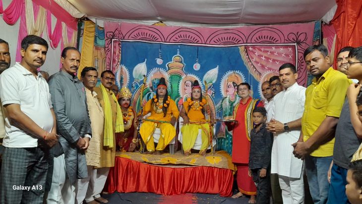 Prajapati Samaj honored the characters of Ramlila | प्रजापति समाज ने ...
