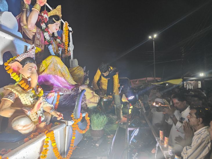 The immersion ceremony continued till late night | देर रात तक निकला ...