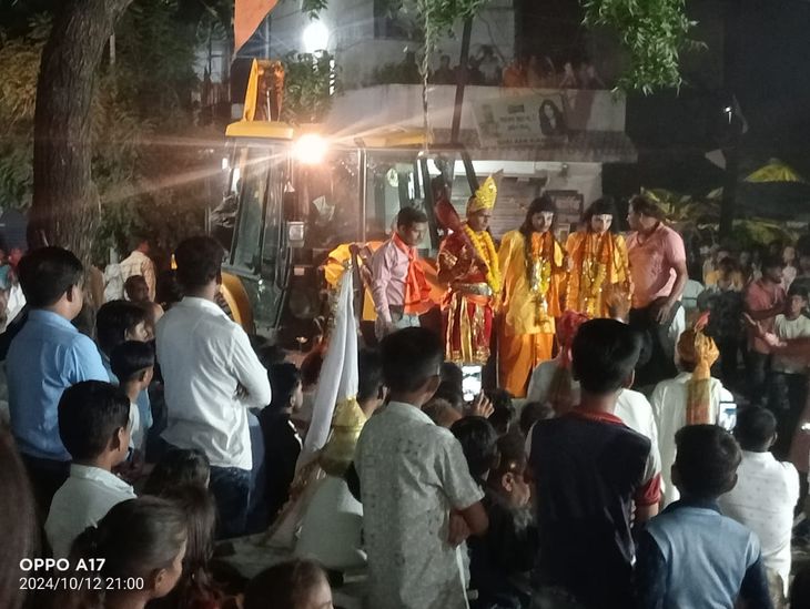 Lord Shri Ram killed Ravana while riding on a JCB | जेसीबी पर सवार होकर ...