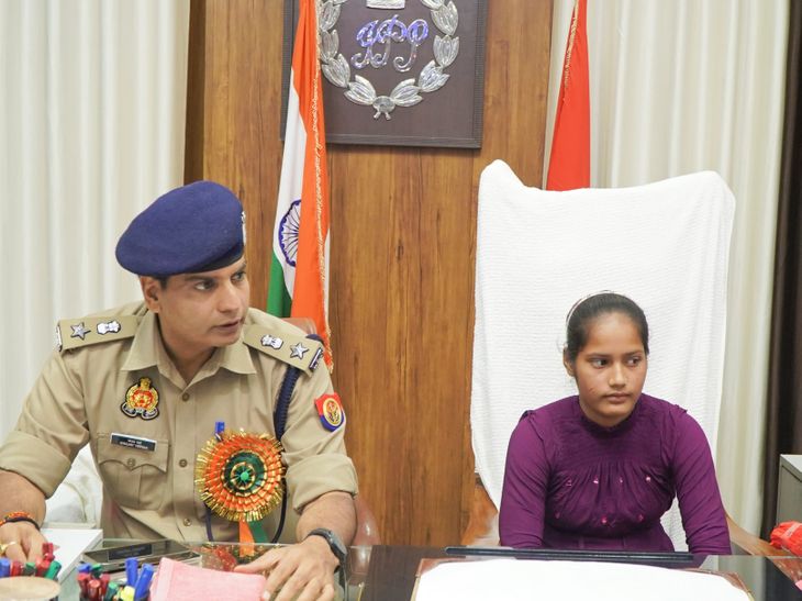 High school topper student became SSP for a day in Etawah | इटावा में हाईस्कूल टॉपर छात्रा बनी ...
