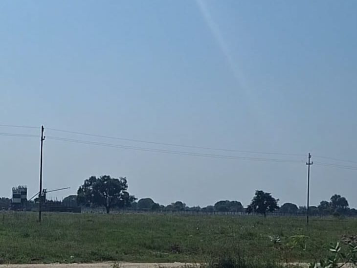 Electricity poles become an obstacle in the construction of civil enclave